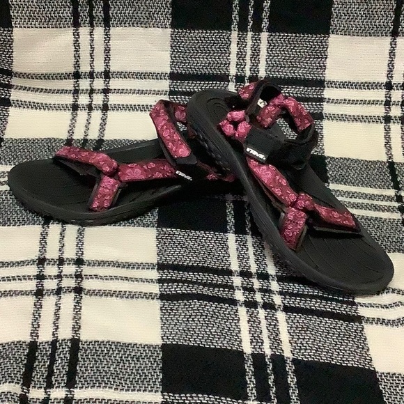 Teva | Shoes | Teva Pink Hibiscus Flower Strappy Sandals | Poshmark